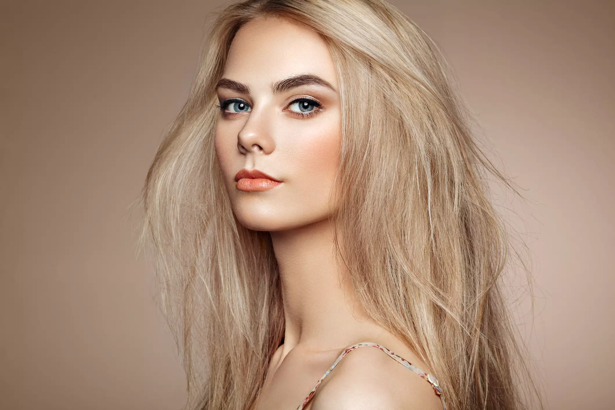 Blond hlavy: mali by ste si pred farbením vlasy zosvetliť?